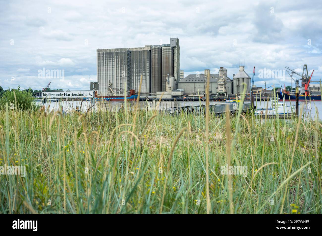 Port facilities along the Weser River in Brake, Germany 2022 Stock ...