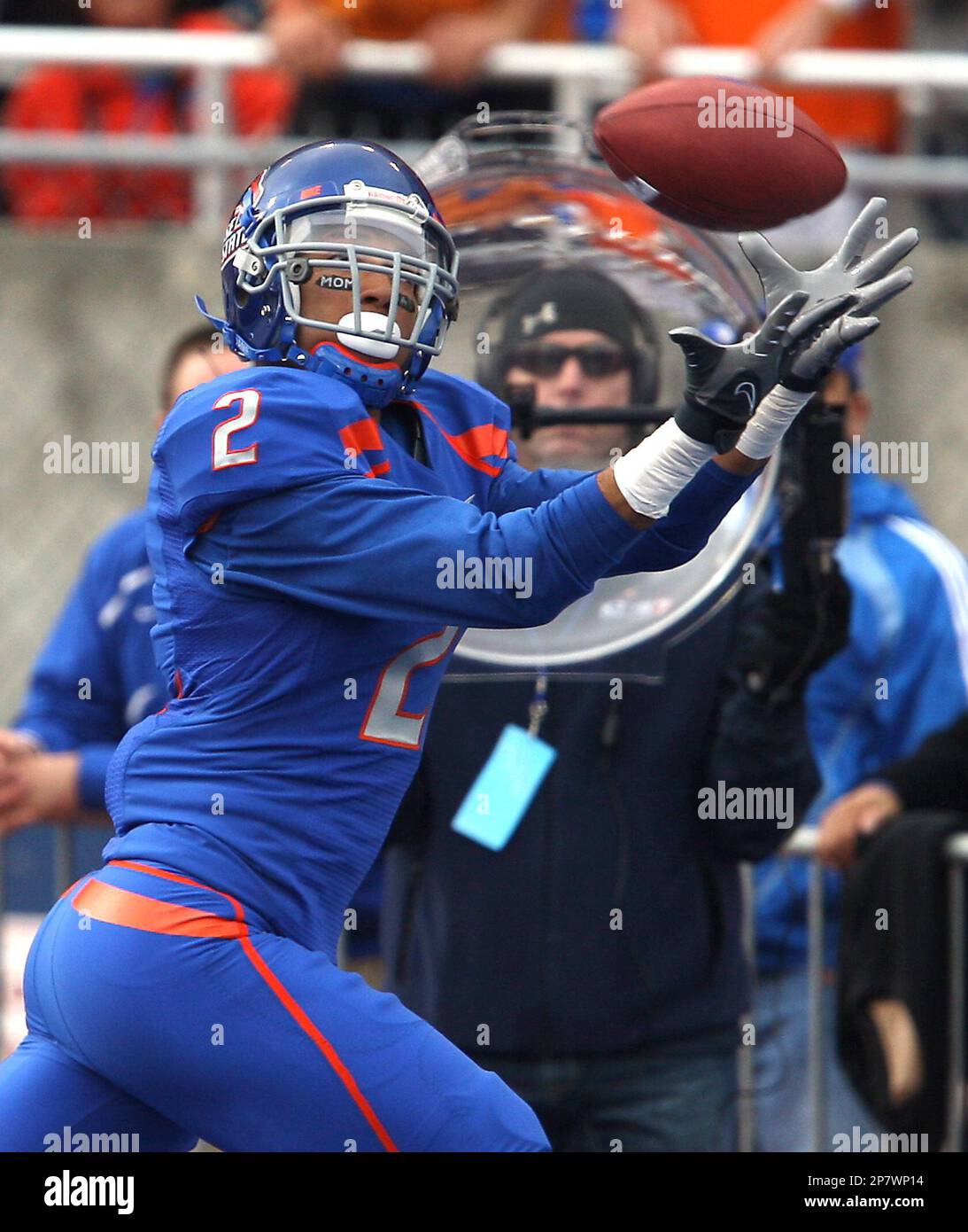 Boise State's Austin Pettis (2) makes a catch against San Jose State ...
