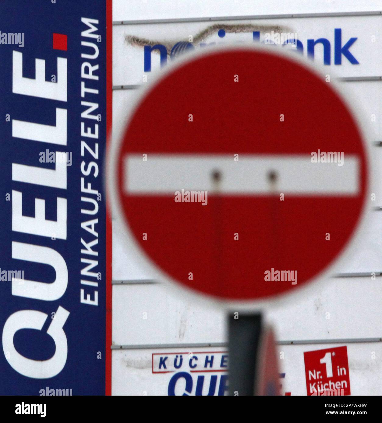 ARCHIV - Ein Einfahrt-Verboten Schild ist am 21. Oktober 2009 neben dem ...