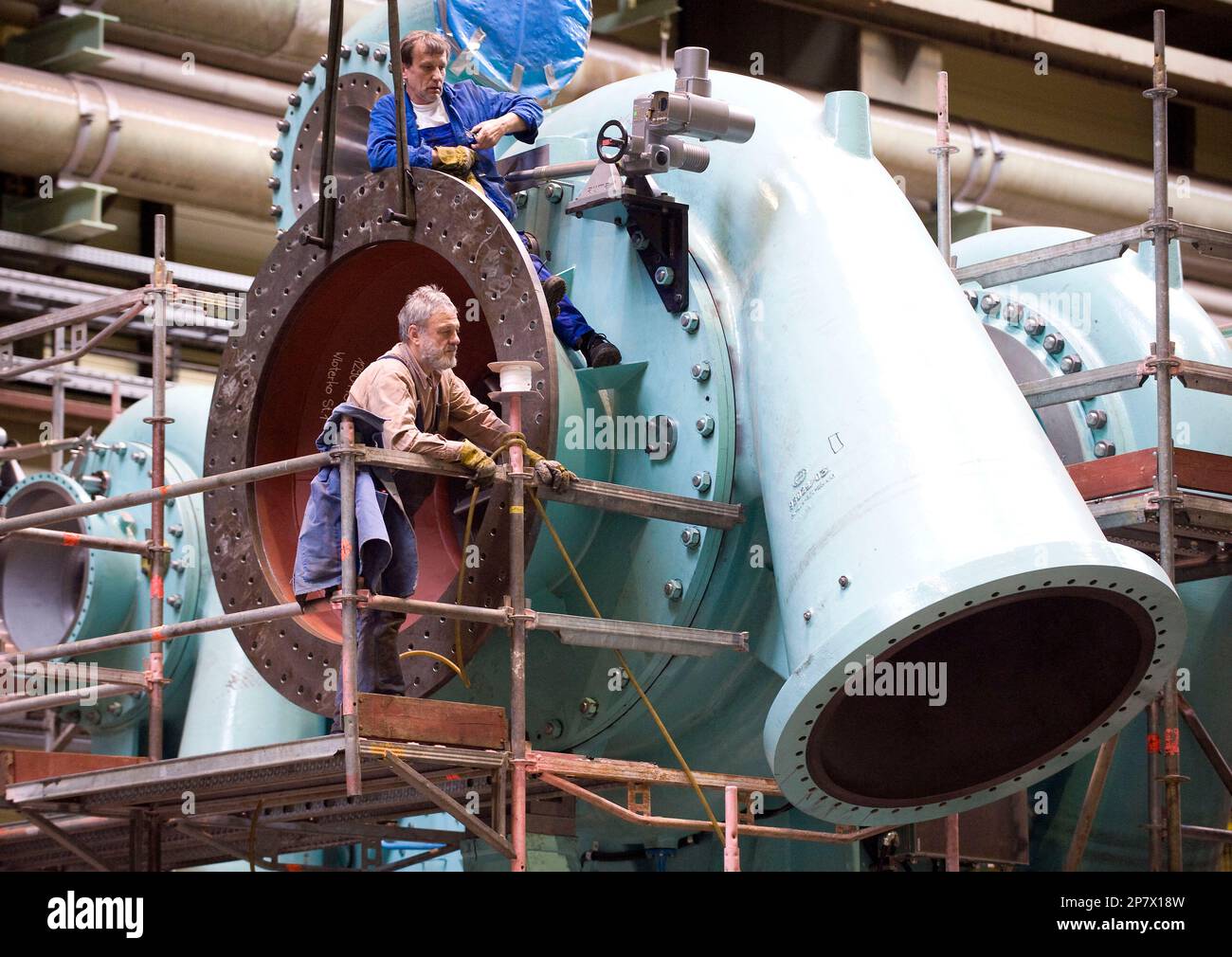 Das Foto vom 14. Oktober 2009 zeigt Mitarbeiter der MAN Turbo AG an ...