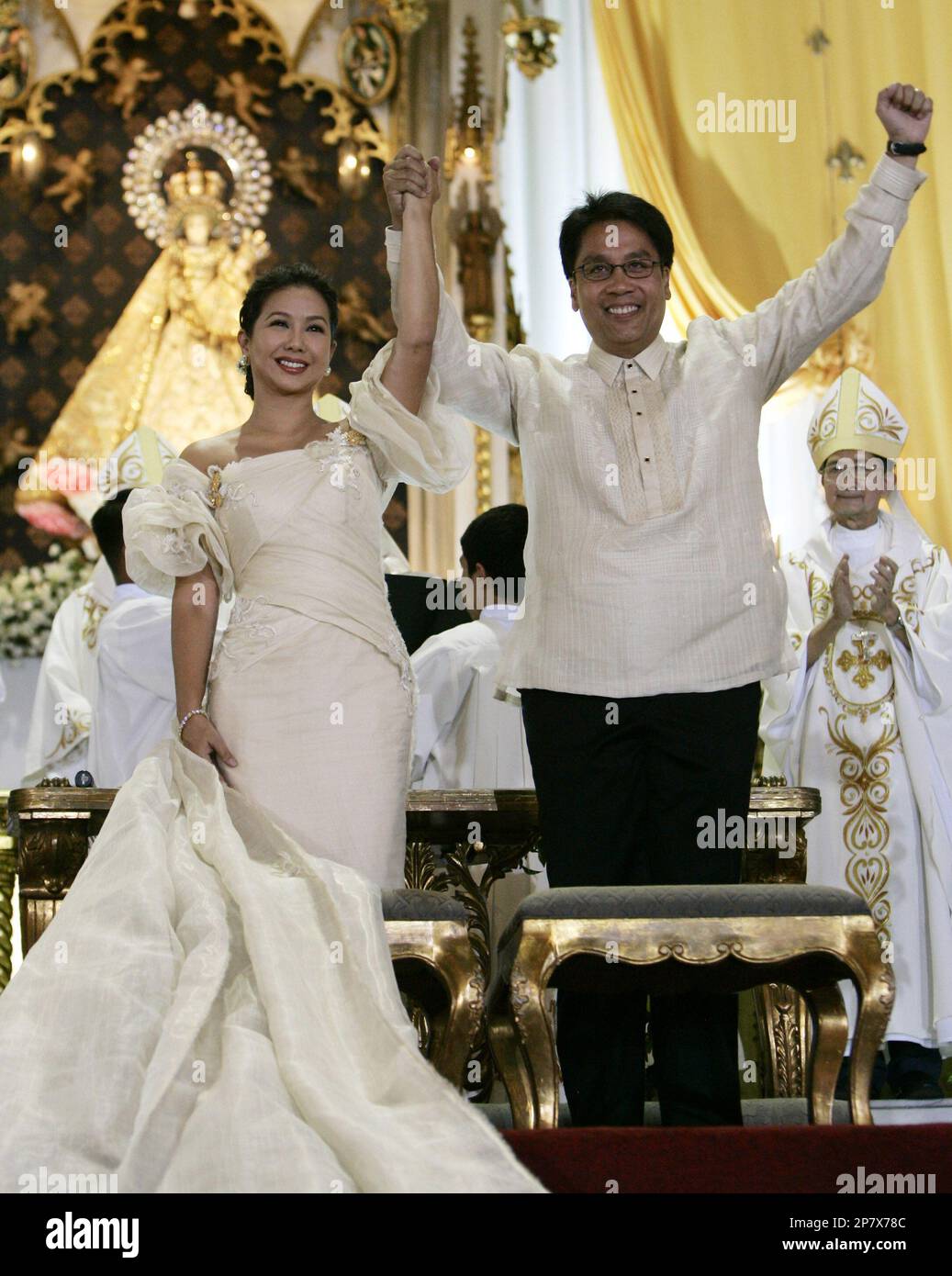 Philippine Senator and now Vice-presidential candidate Manuel "Mar ...