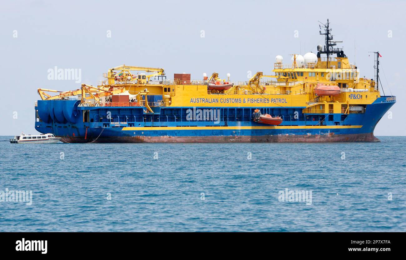 The Oceanic Viking, an Australian Customs and Fishery Patrol vessel ...