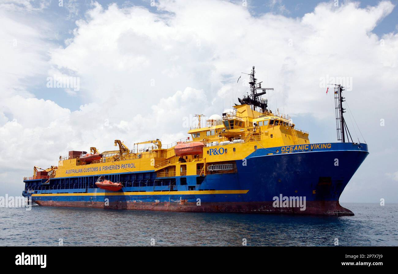 The Oceanic Viking, an Australian Customs and Fishery Patrol vessel ...