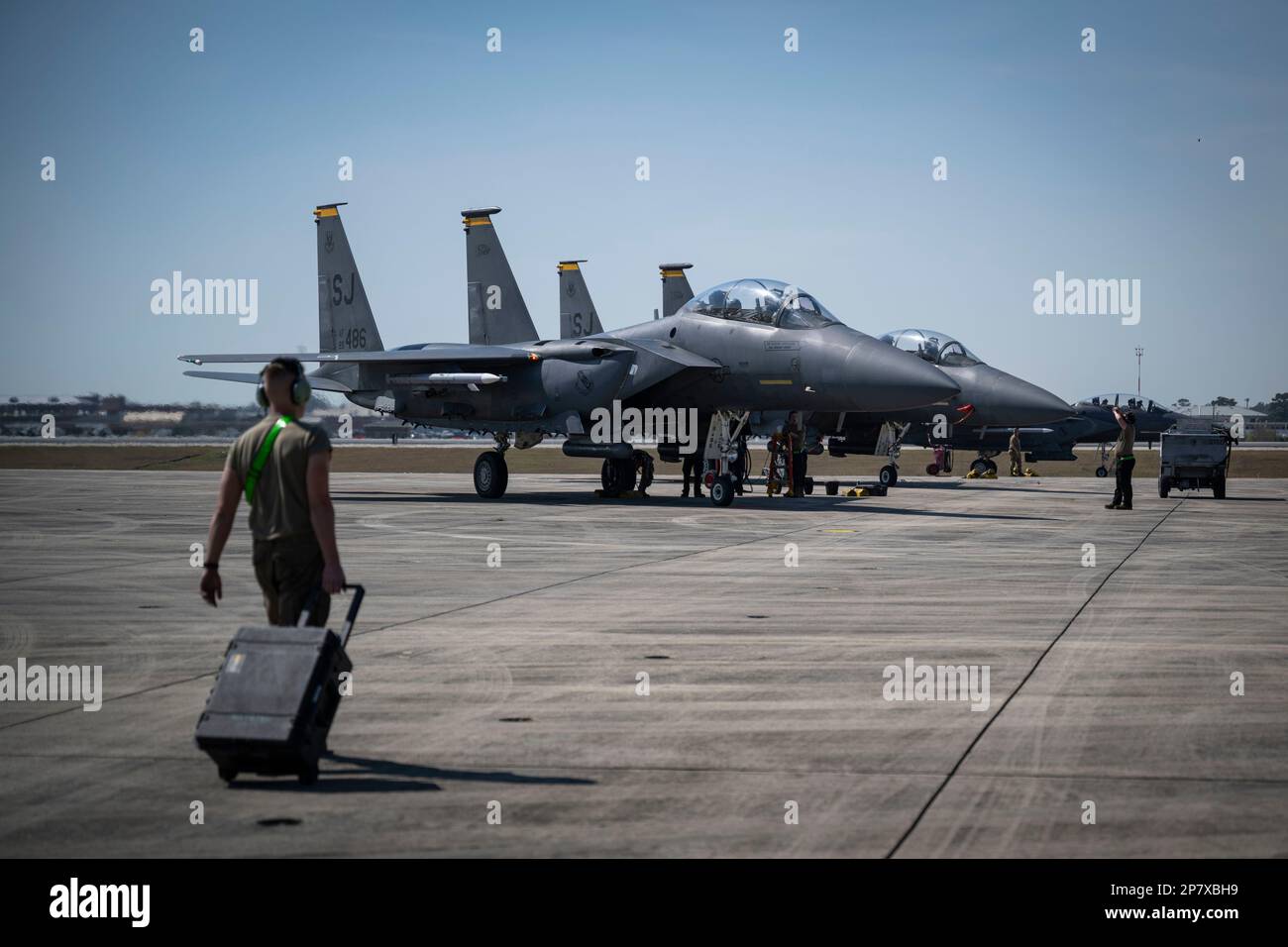 Airmen assigned to the 4th Fighter Wing perform integrated combat turns ...