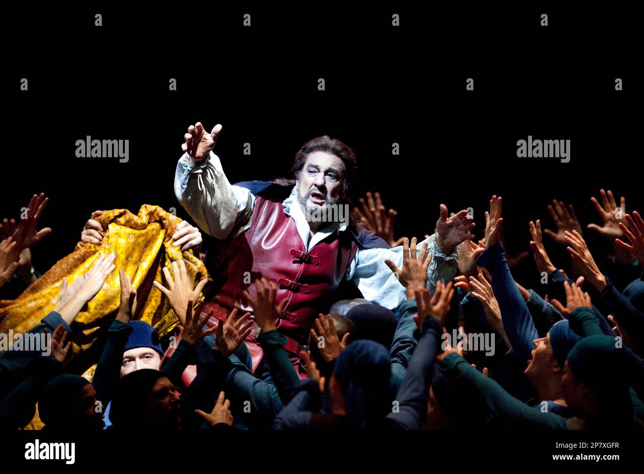 In this Monday, Oct. 19, 2009 photo, singer Placido Domingo, center ...