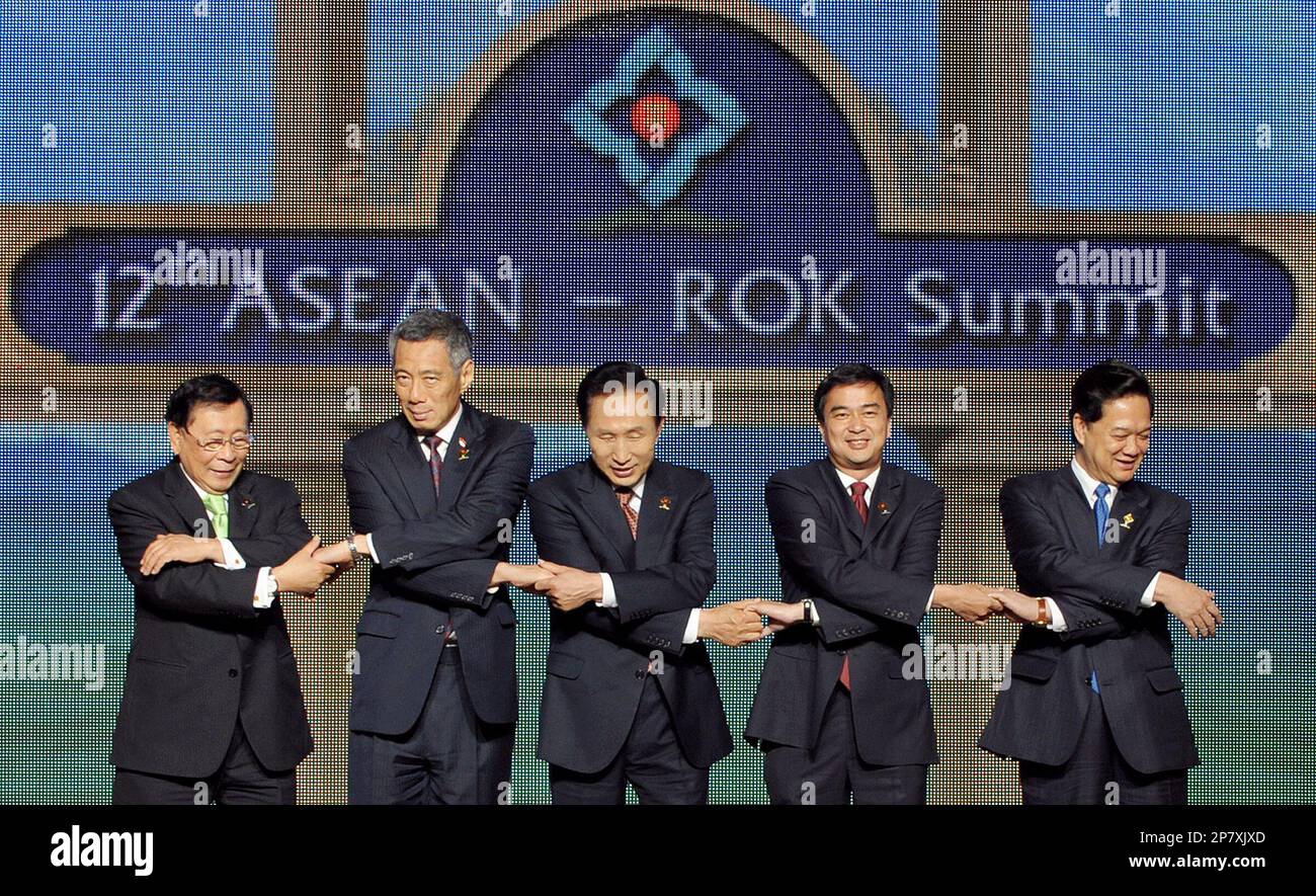 Philippine Foreign Secretary Alberto Romulo, from left, Singapore's ...
