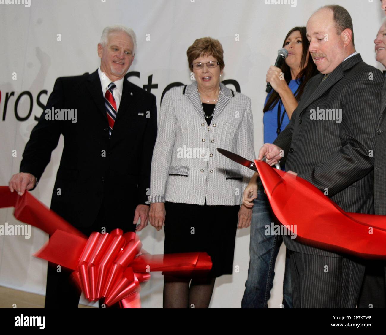 Microsoft Chief Operating Officer Kevin Turner, right, cuts the ribbon ...