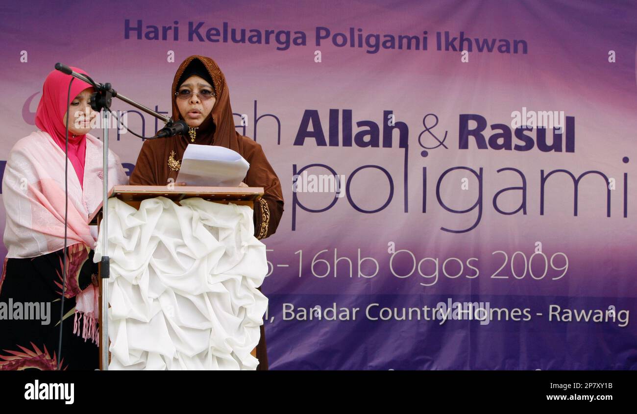 File In This Aug 15 2009 Photo Hatijah Aam Right And Fellow Wife