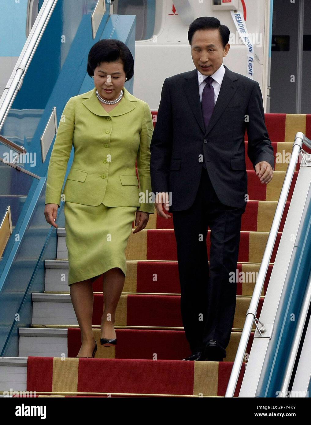 South Korean President Lee Myung-bak and his wife Kim Yoon-ok walk ...