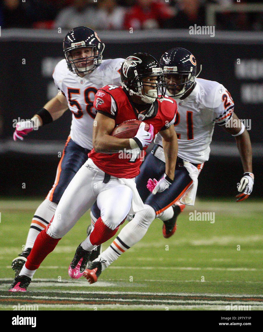 Atlanta Falcons kick returner Eric Weems, center, outruns Chicago Bears ...