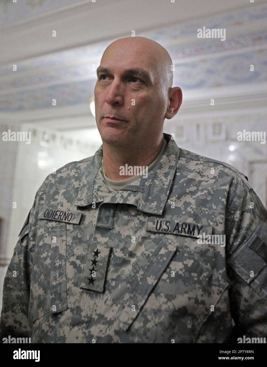 Gen. Ray Odierno, the top U.S. commander in Iraq meets with a group of ...