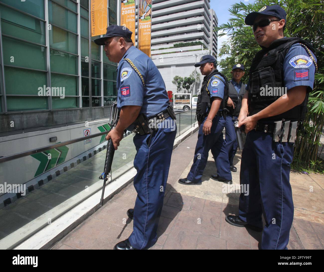 Responding police officers search for robbery suspects following a ...
