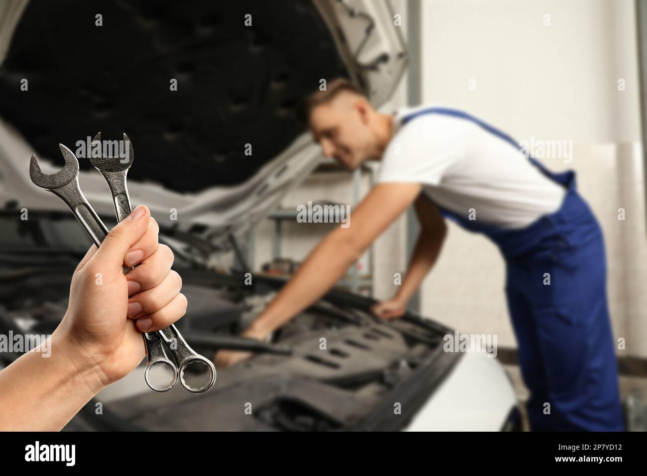 Car mechanic in workshop cleaning hi-res stock photography and images ...