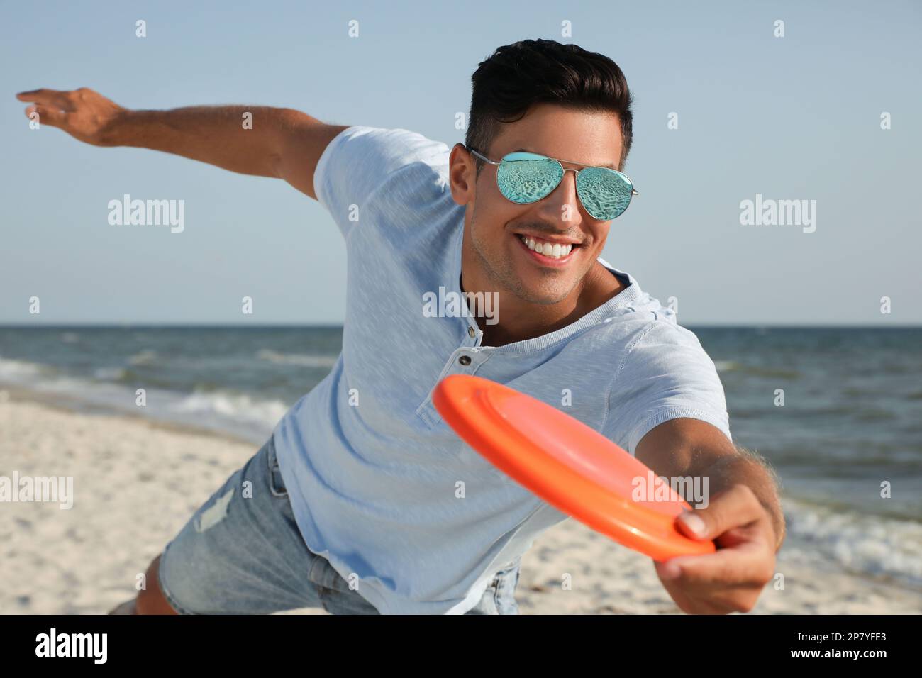 Man throwing frisbee beach hi-res stock photography and images - Alamy