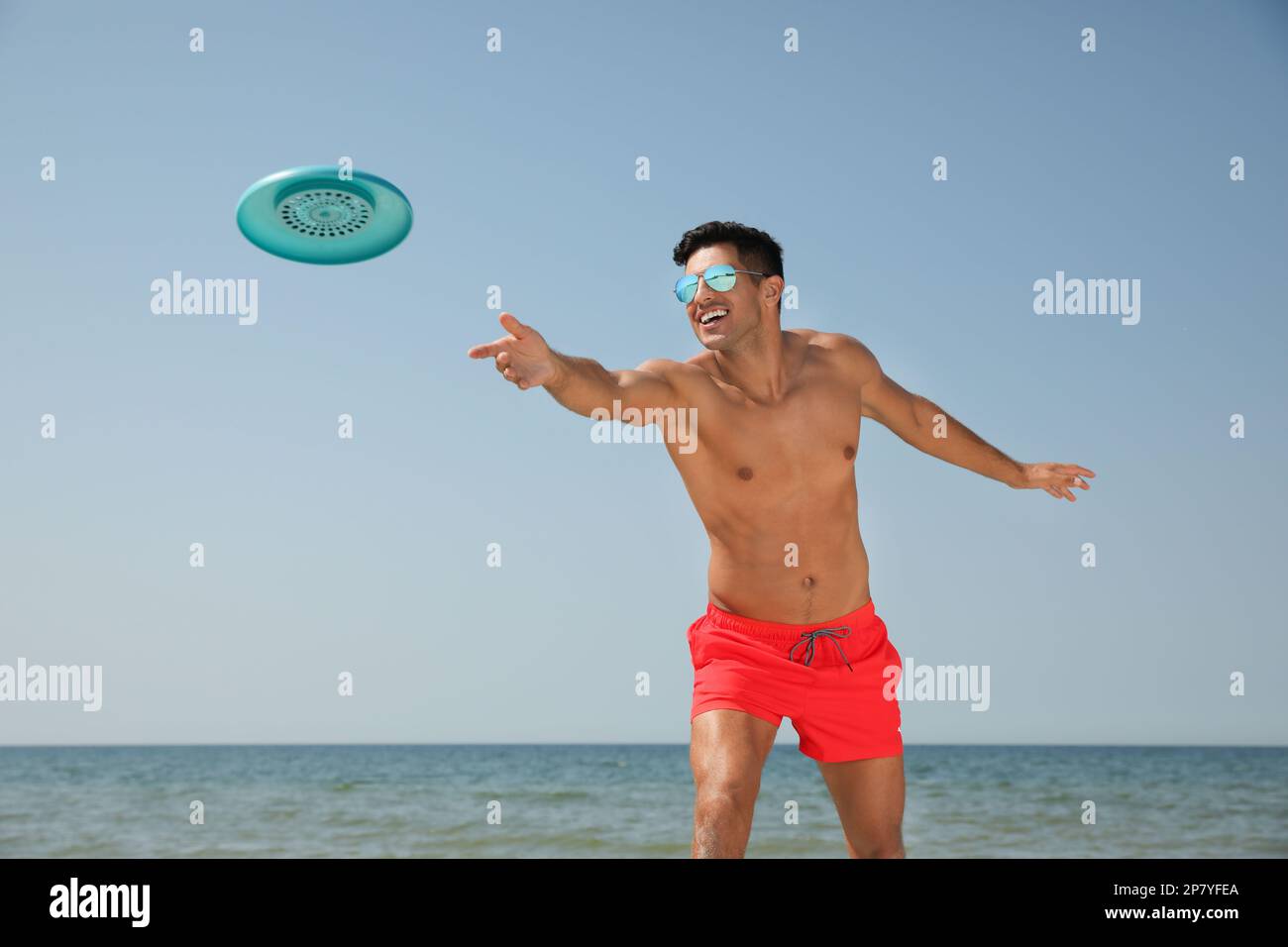 Man throwing frisbee beach hi-res stock photography and images - Alamy