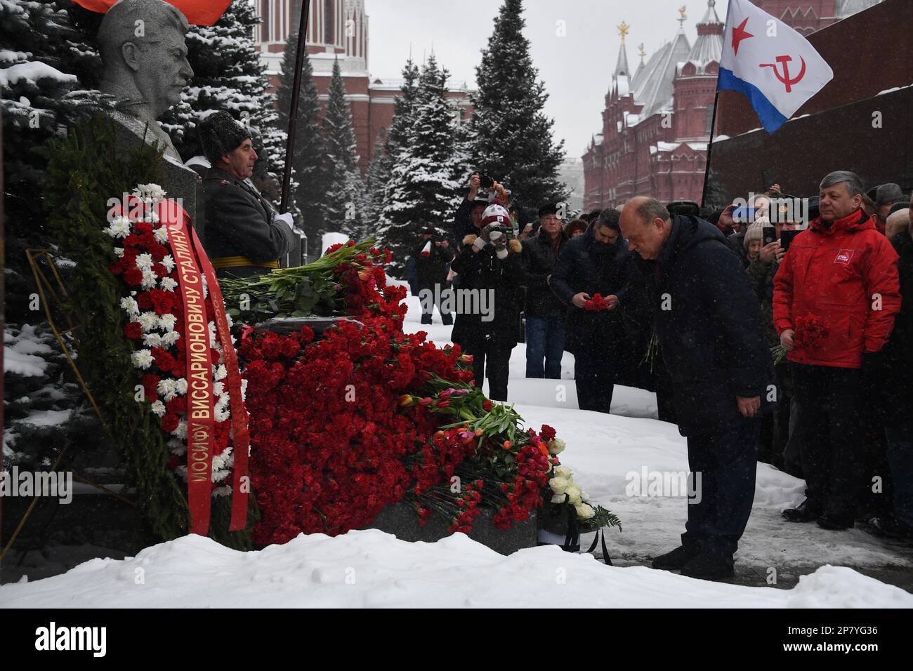 'Moscow. Communist Party leader Gennady Zyuganov during a flower-laying ...