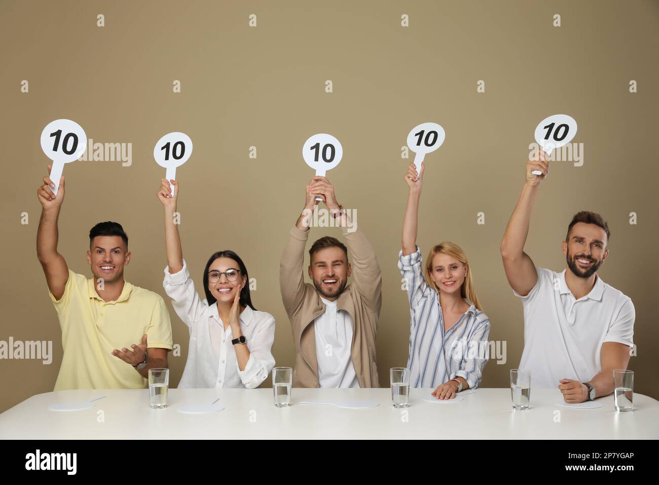 Judge table game show hi-res stock photography and images - Alamy