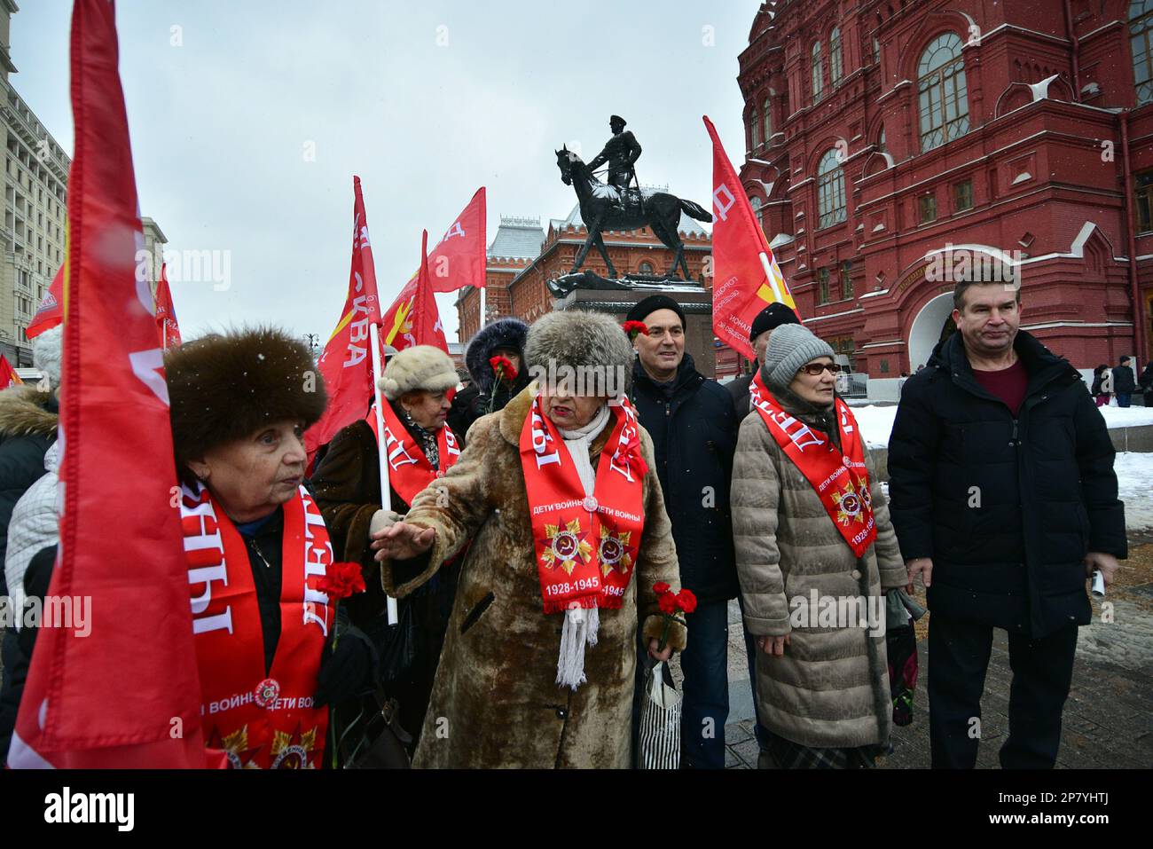 The ceremony of laying flowers by the leadership of the leftist parties ...