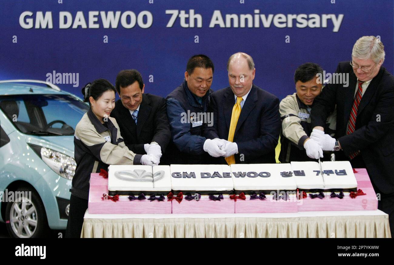 From right, GM International Operations Nick Reilly, GM Daewoo auto ...