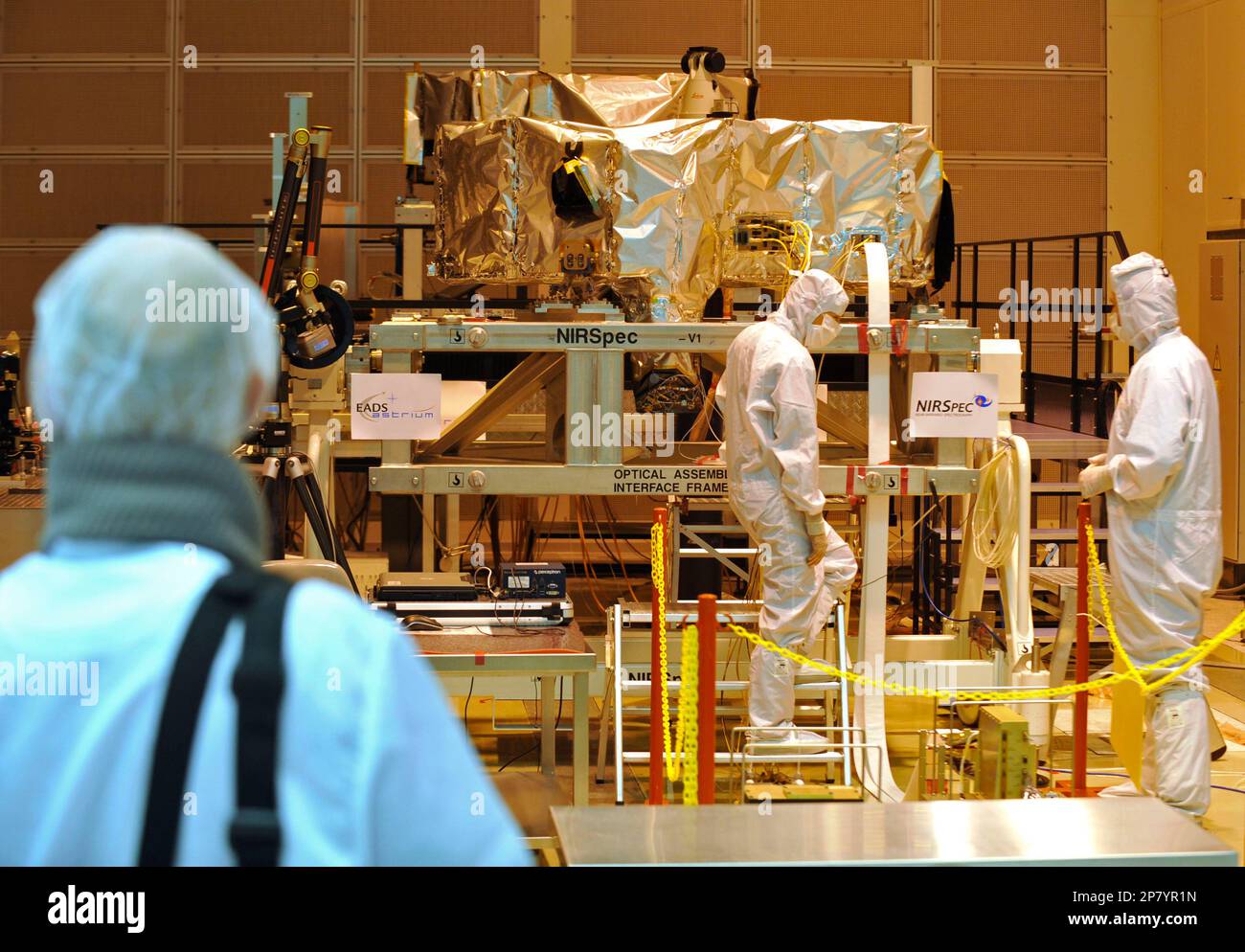 Mitarbeiter der EADS-Raumfahrtsparte Astrium kontrollieren am Mittwoch ...