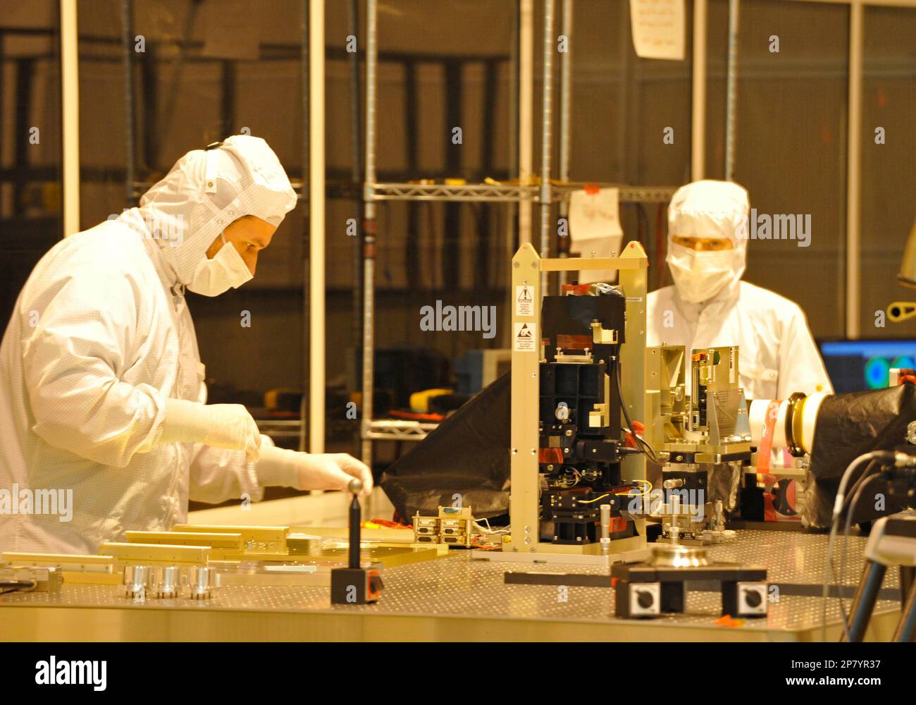 Mitarbeiter der EADS-Raumfahrtsparte Astrium arbeiten am Mittwoch, 14 ...