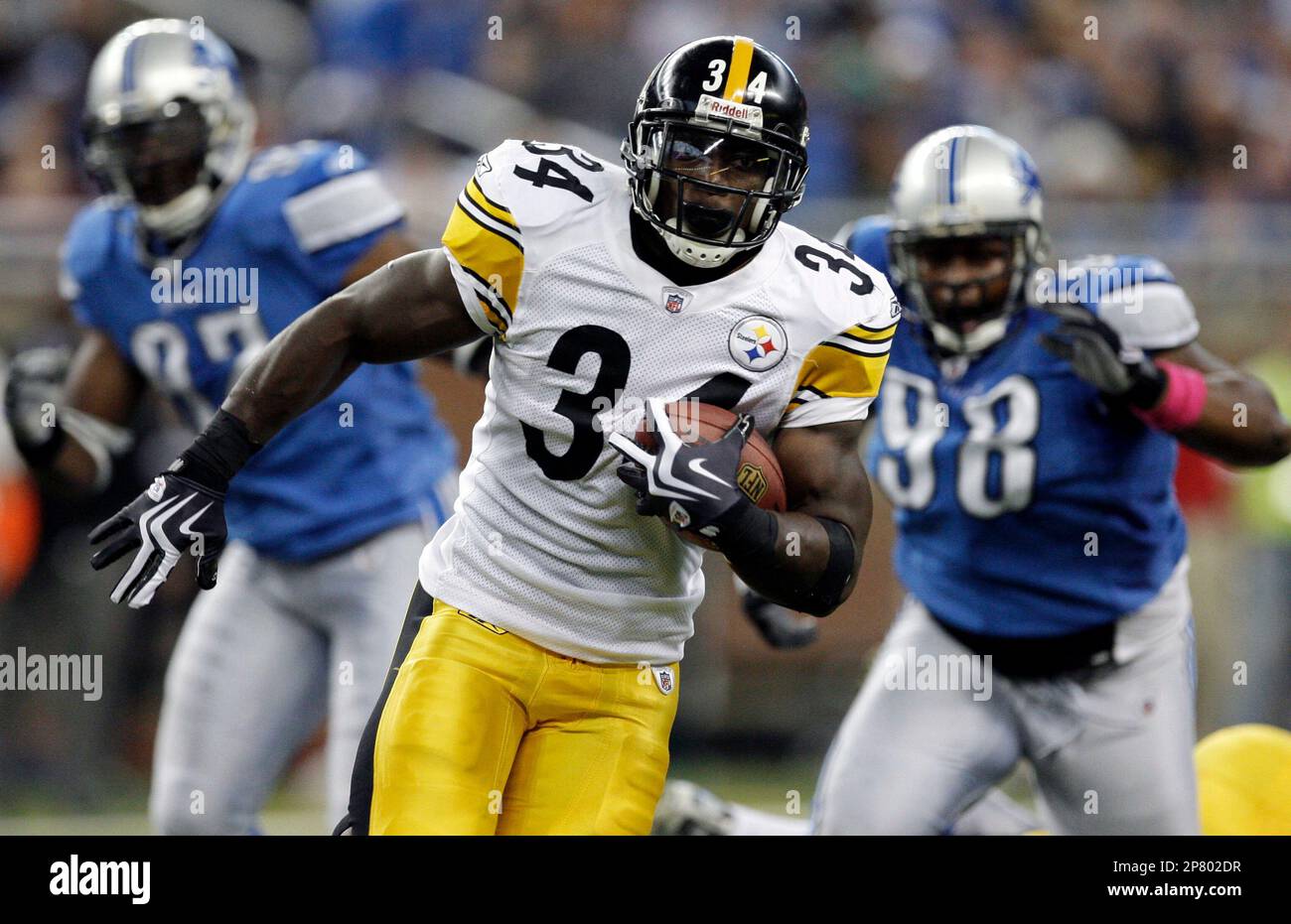 Pittsburgh Steelers running back Rashard Mendenhall (34) runs against ...