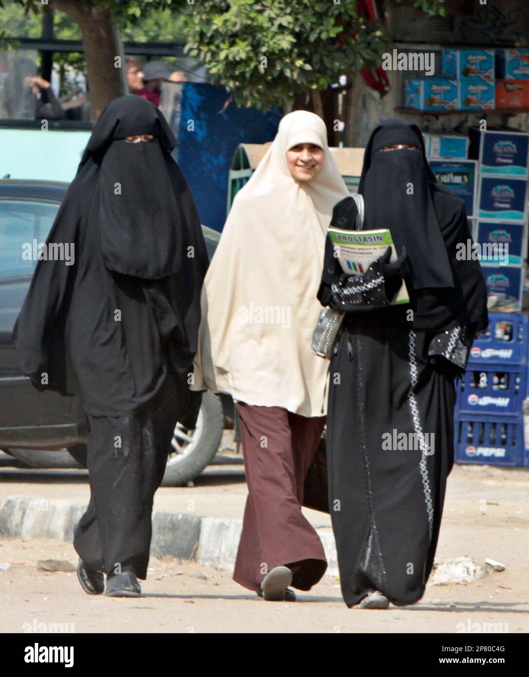 Egyptian students wearing the face-covering veil, known as the niqab ...