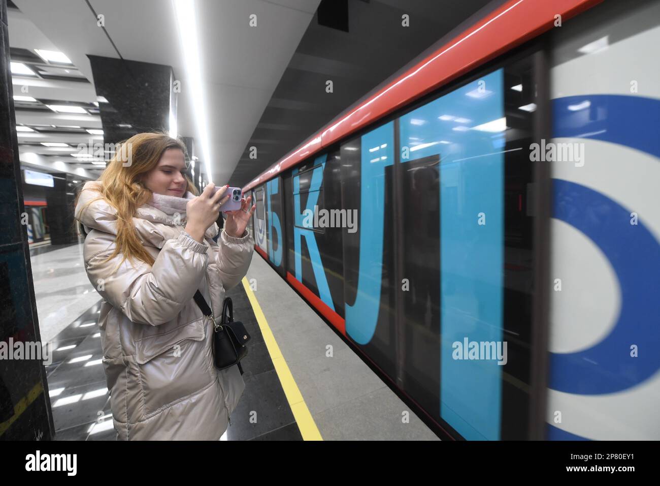 'Moska. Passengers at Varshavskaya station on the Big Circle Line (BKL ...