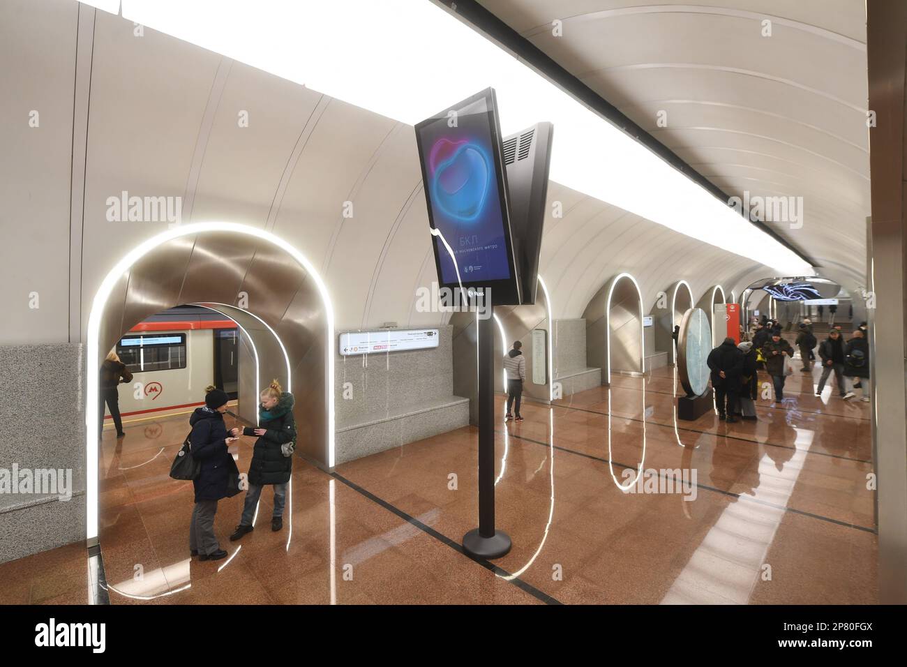 'Moska. Passengers at the Rizhskaya station of the Big Circle Line (BKL ...