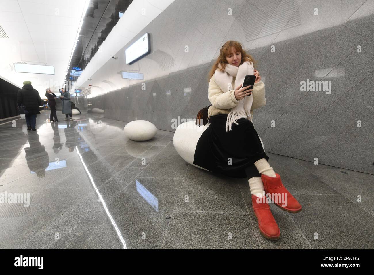 'Moska. Passengers at the Klenovy Bulvar station of the Bolshaya ...