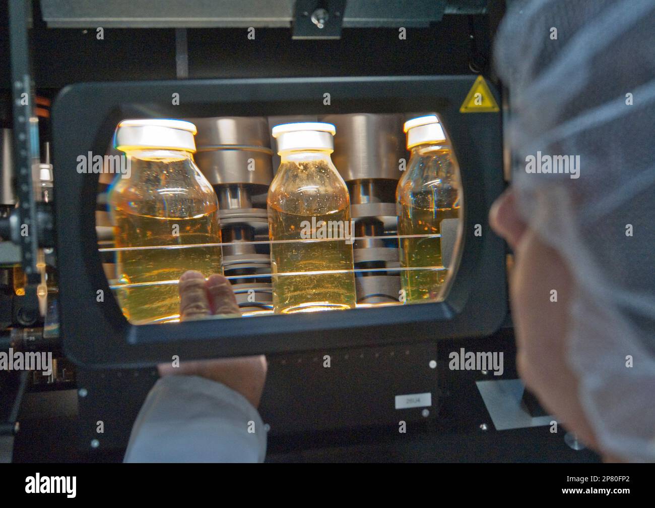 Kerstin Gensch kontrolliert am Mittwoch, 7. Oktober 2009, Flaschen mit ...