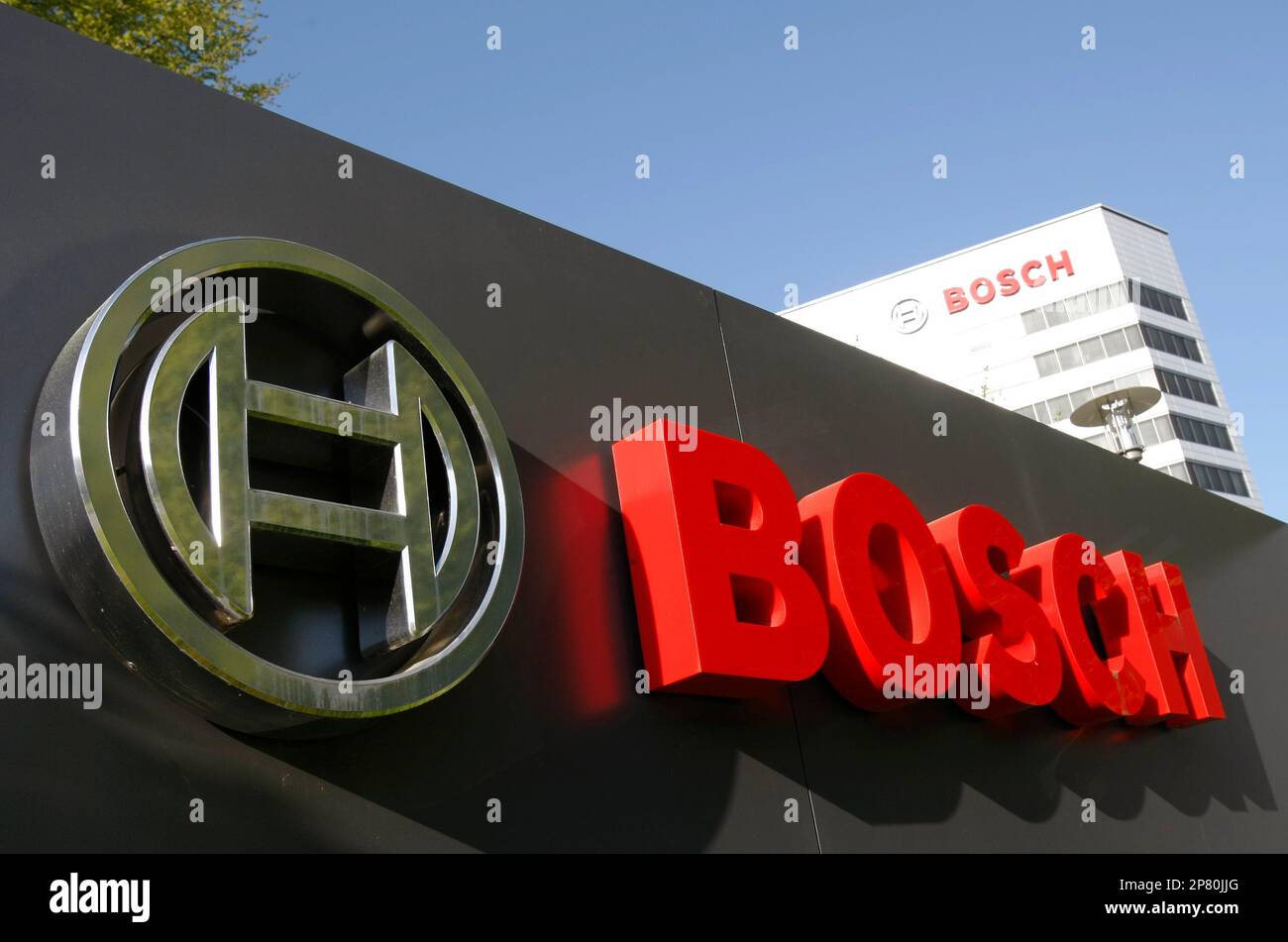 ARCHIV - Das Logo der Robert Bosch GmbH, aufgenommen am 23. April 2009 vor der Konzernzentrale ...