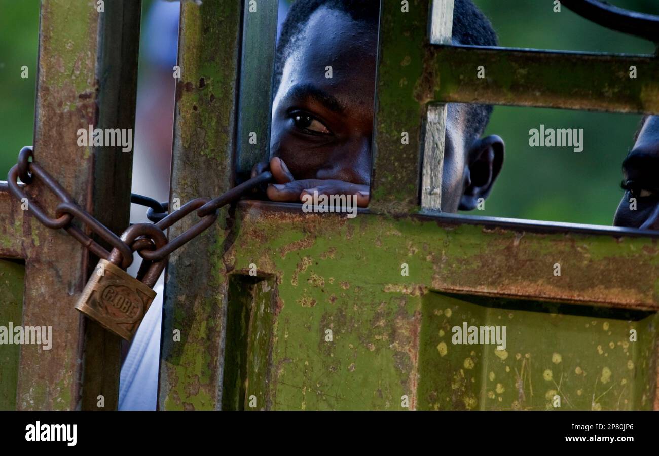 Haitians wait to cross the border into Dominican Republic from Haiti at ...