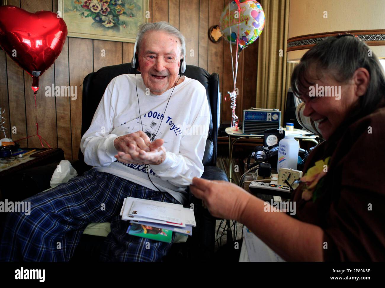 Tony Malinosky, the oldest living major league player, laughs as his ...