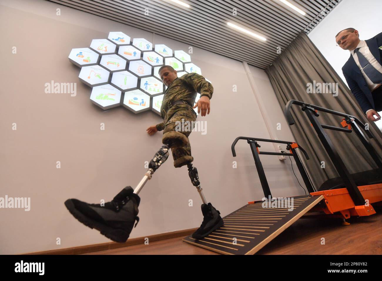 Moscow. Teaching motor activity using a bionic prosthesis in the Unified Support Center for SVO ...