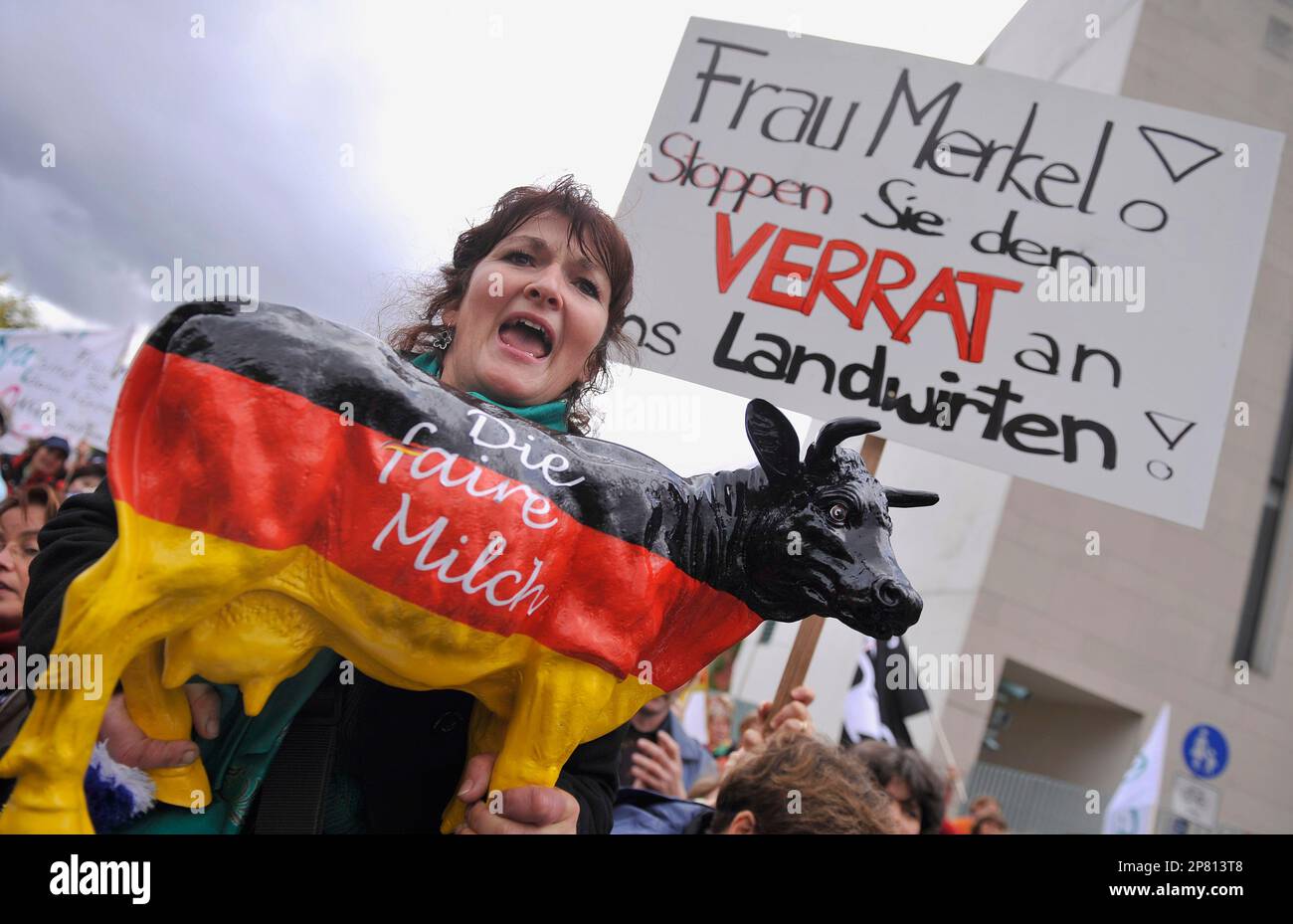 Milchbaeuerin Angelika Mueller protestiert am Freitag, 2. Oktober 2009 ...