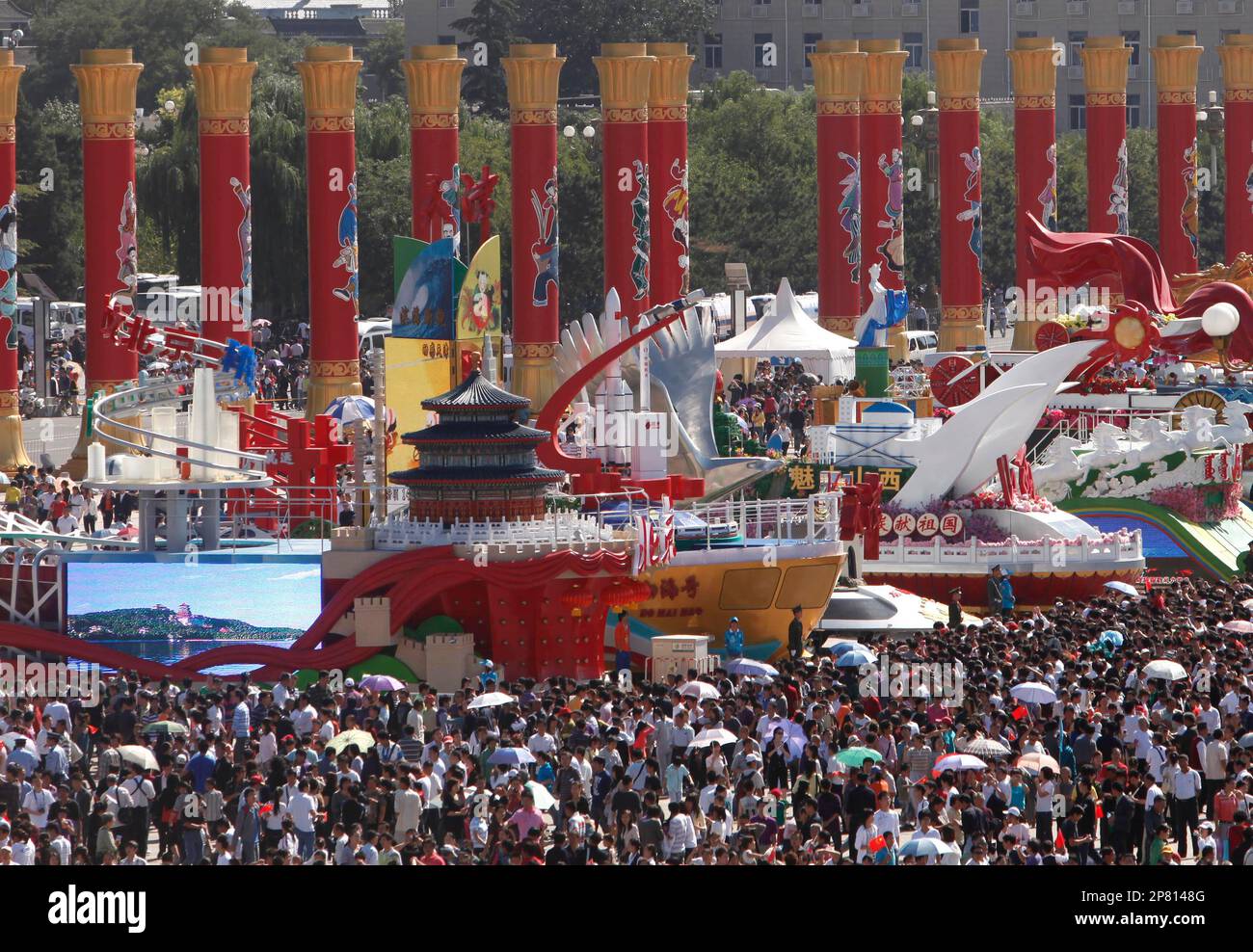 Chinese flock to Tiananmen Square after it re-opened to the public to ...