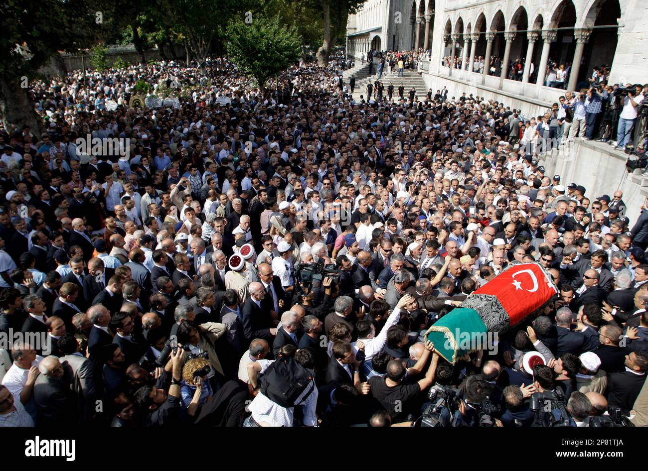 Some thousands of people attend the funeral of Osman Ertugrul Osmanoglu ...