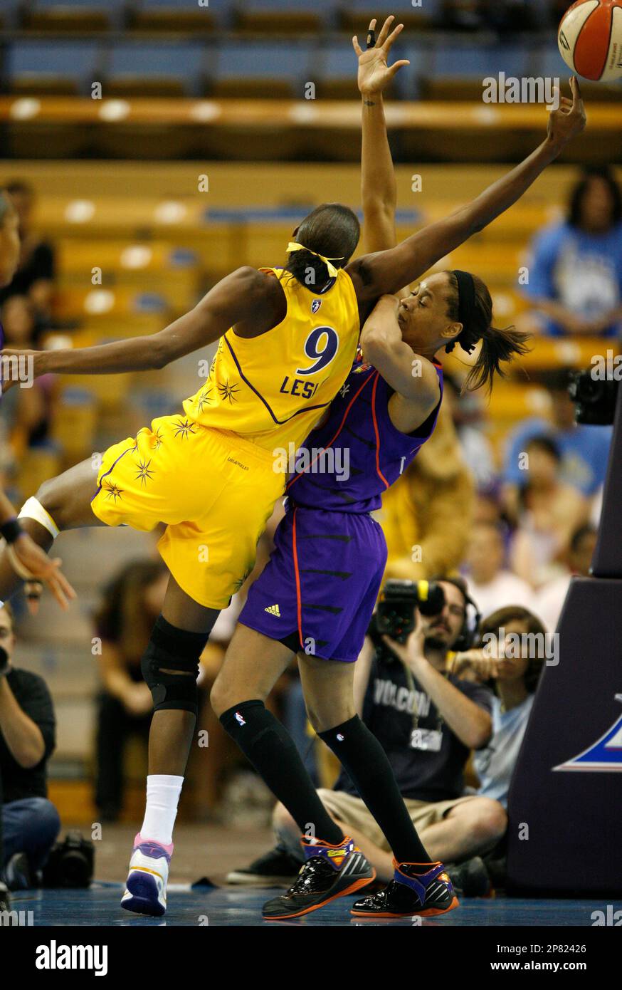 Los Angeles Sparks center Lisa Leslie, left, tries to score over ...