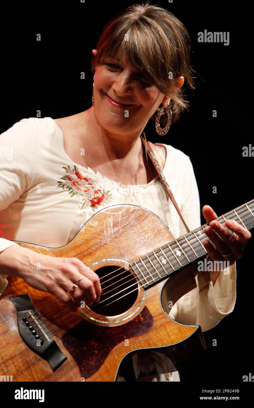 Country singer Kathy Mattea performs during a rally in Pittsburgh ...