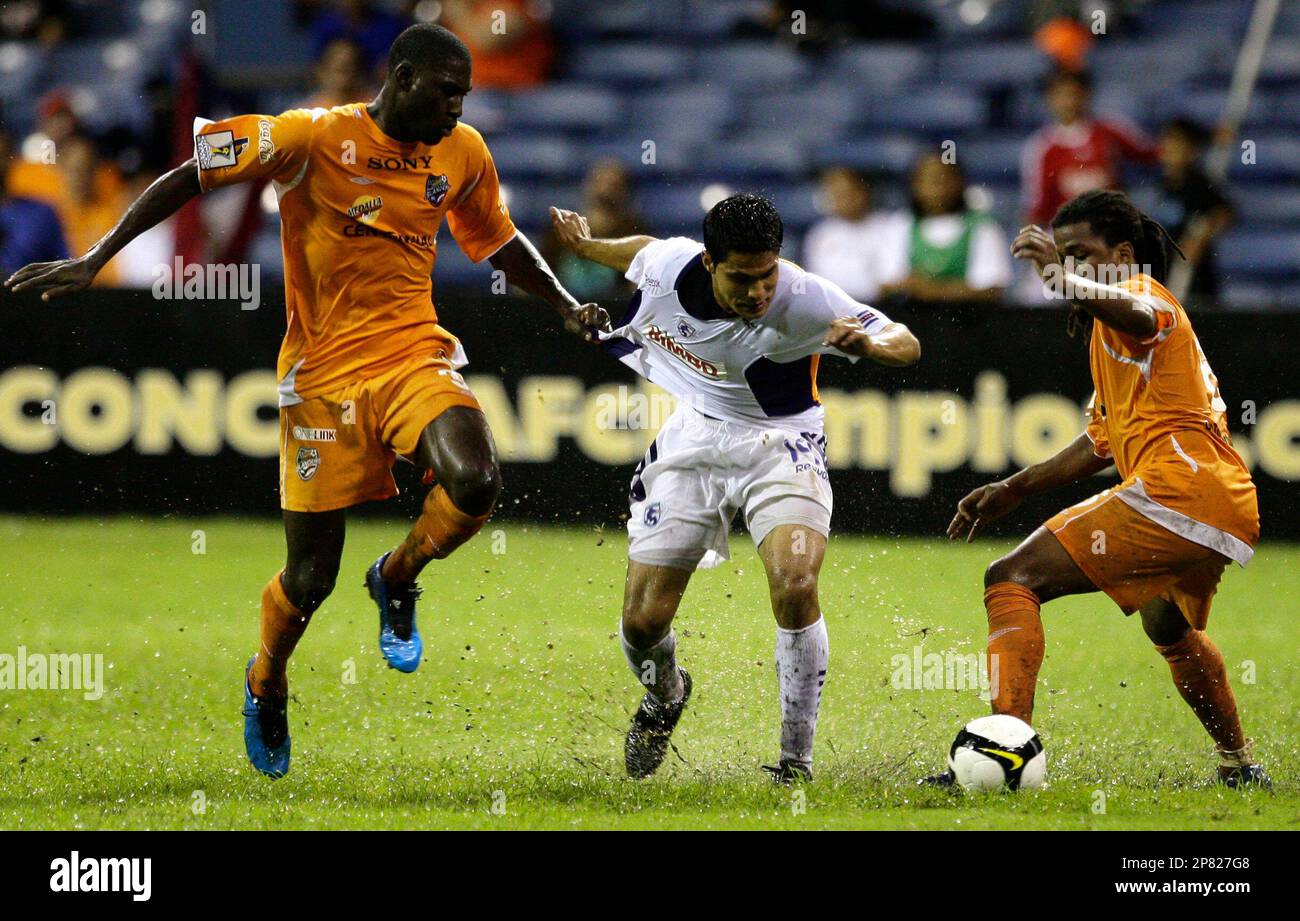 Costa Rica's Deportivo Saprissa's Jairo Arrieta, center, fights for the ...