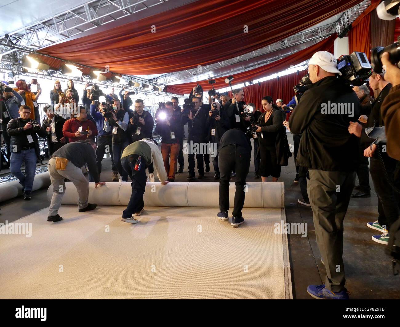 Los Angeles, USA. 08th Mar, 2023. Workers roll out the "red carpet ...
