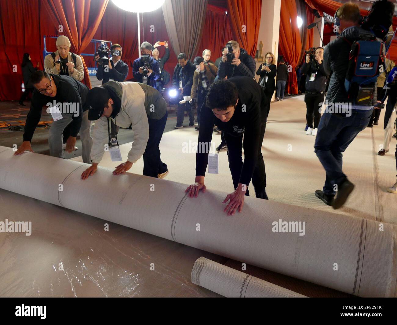 Los Angeles, USA. 08th Mar, 2023. Workers roll out the "red carpet ...