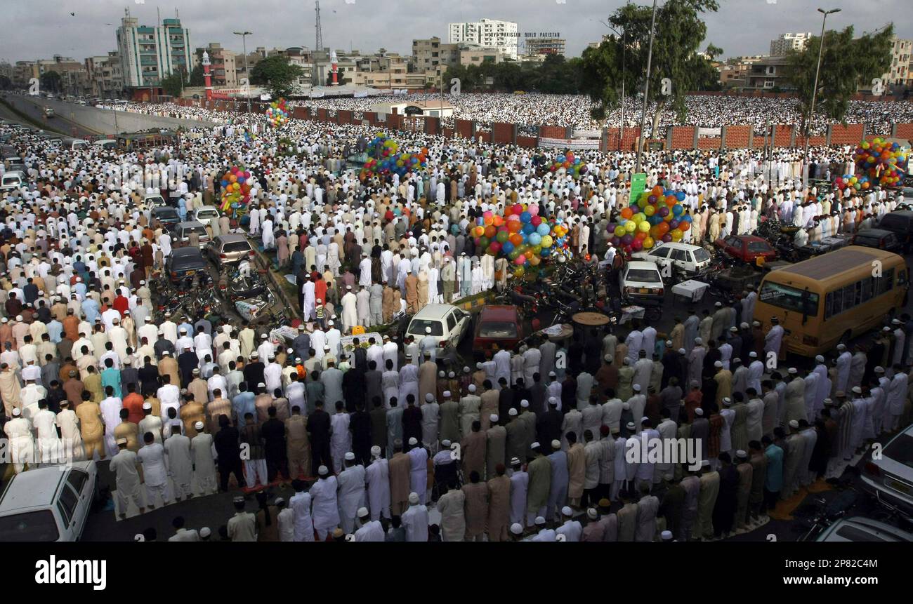 Thousands of Pakistani Muslims offer Eid Al-Fitr prayer at a ground in ...