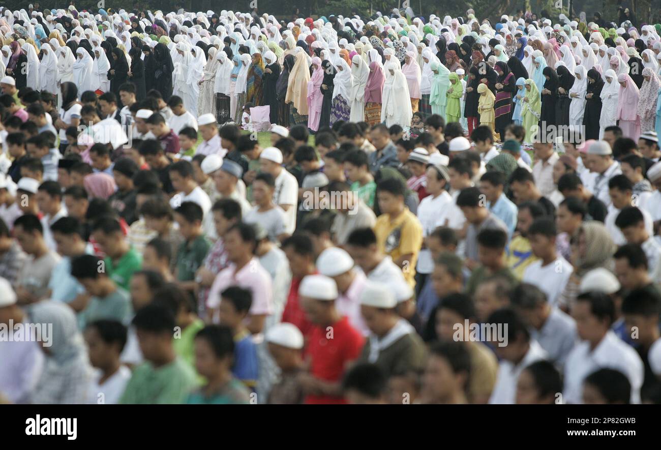 Filipino Muslims stand during prayers at Manila's Rizal Park to ...
