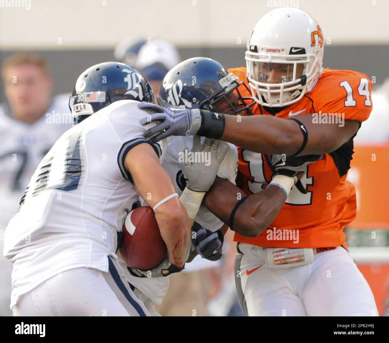 Oklahoma State tight end Justin Horton, right, fights Rice defensive ...