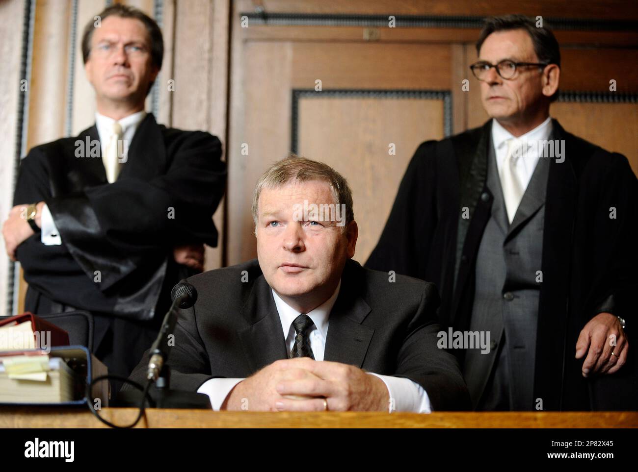 Der Hauptangeklagte Arnold Pier, Mitte, sitzt am Donnerstag, 17. Sept ...