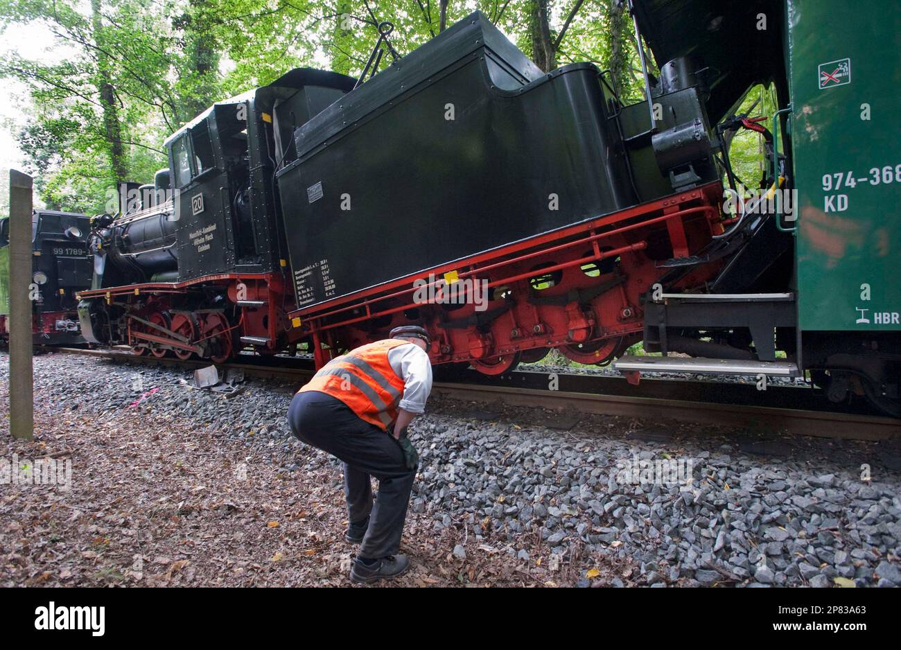 Ein Eisenbahner betrachtet am Sonntag, 13. September 2009, den Schaden ...