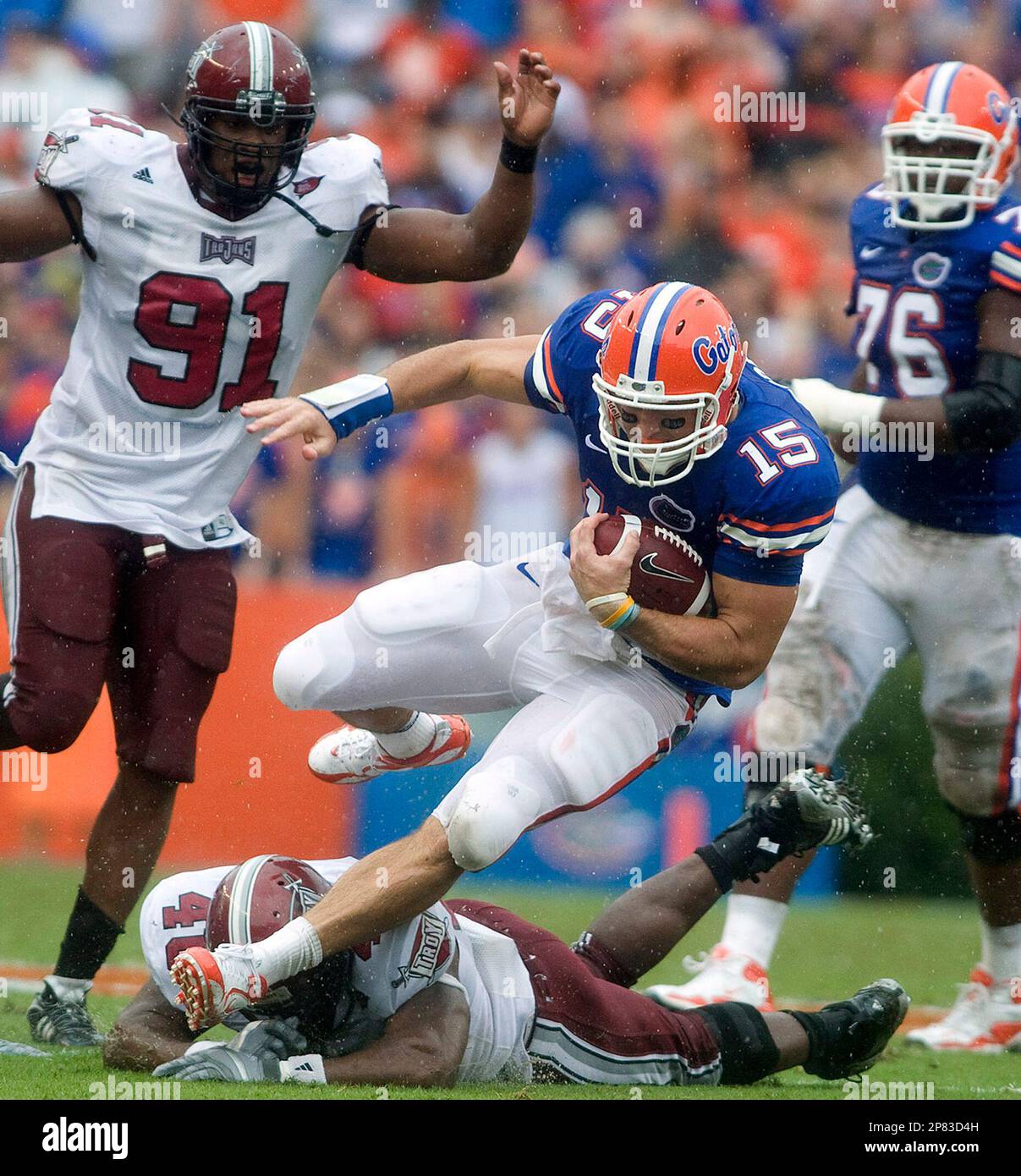 ** RECROPPED VERSION ** Florida quarterback Tim Tebow (15) gets away ...