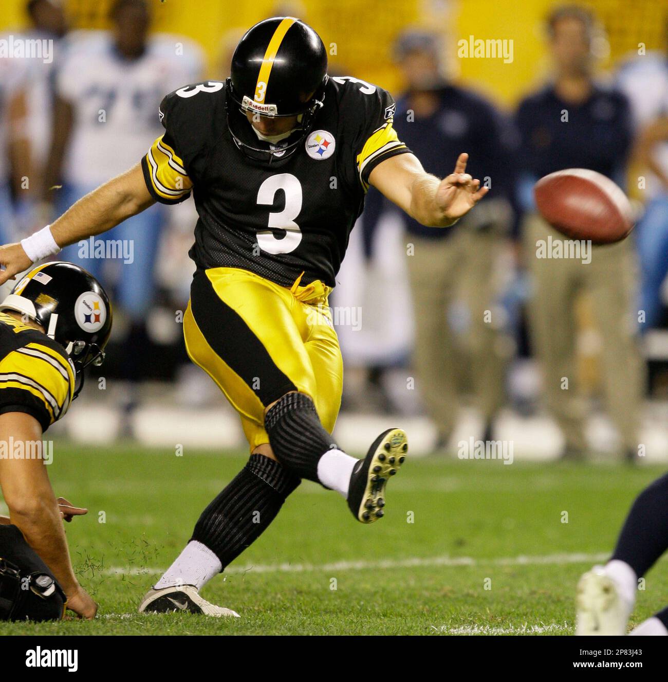 Pittsburgh Steelers kicker Jeff Reed (3) kicks a 33-yard field goal to ...